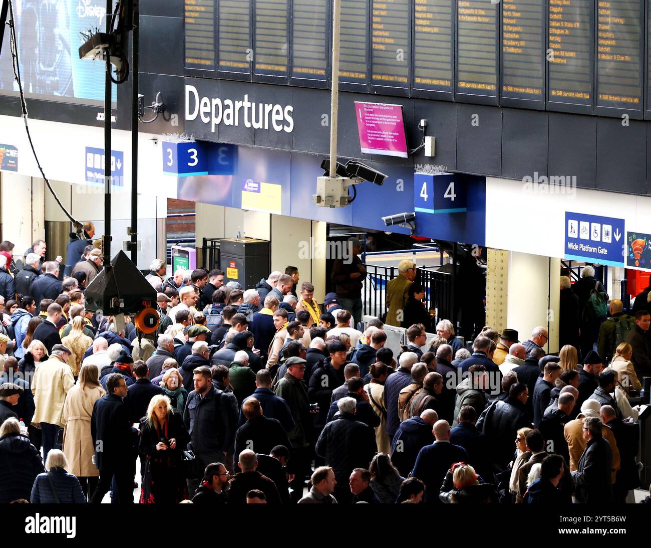 Waterloo Station, London, UK. 6th Dec, 2024. Passengers wait for ...