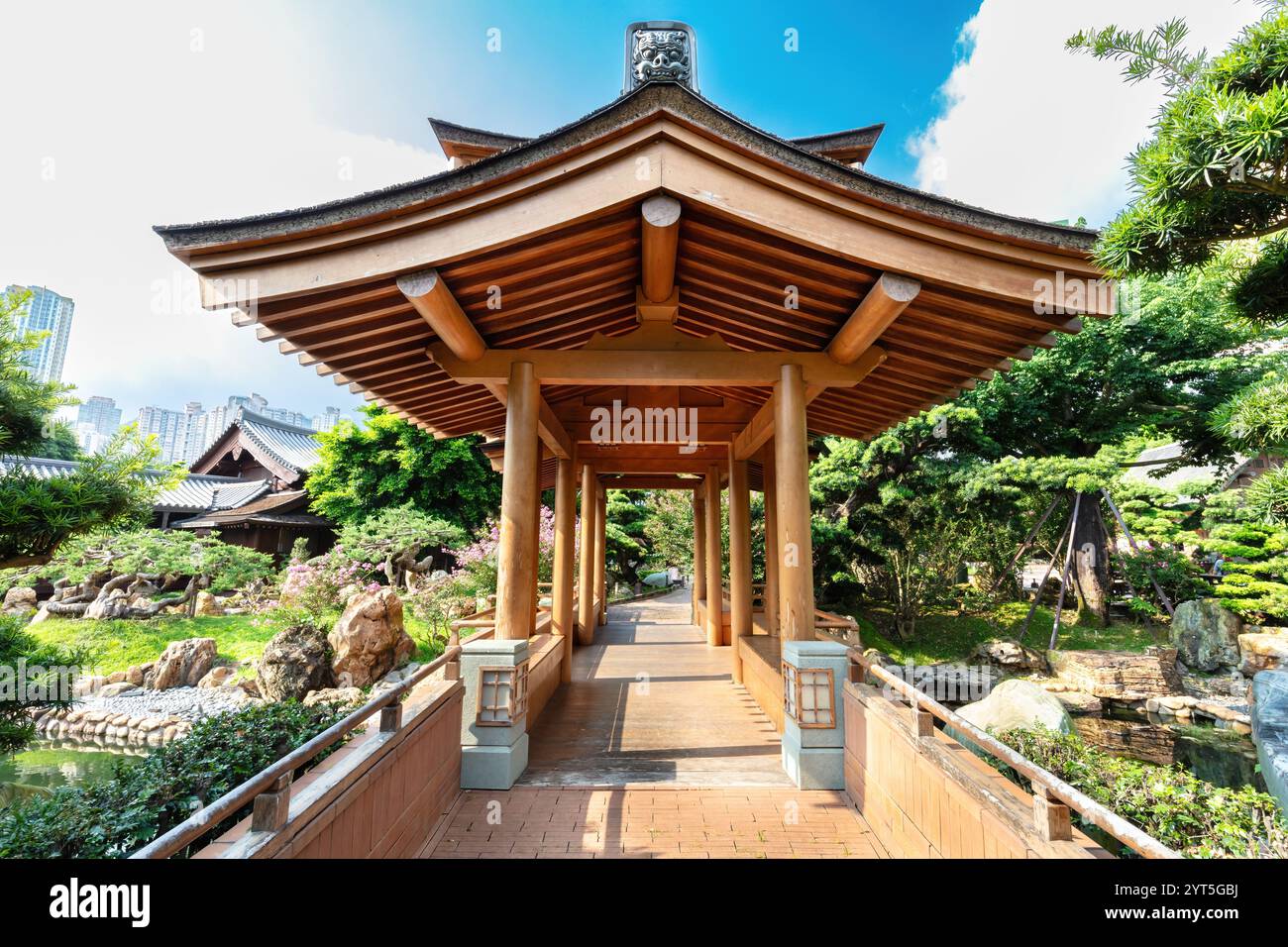 Bridge wooden chinese hi-res stock photography and images - Alamy