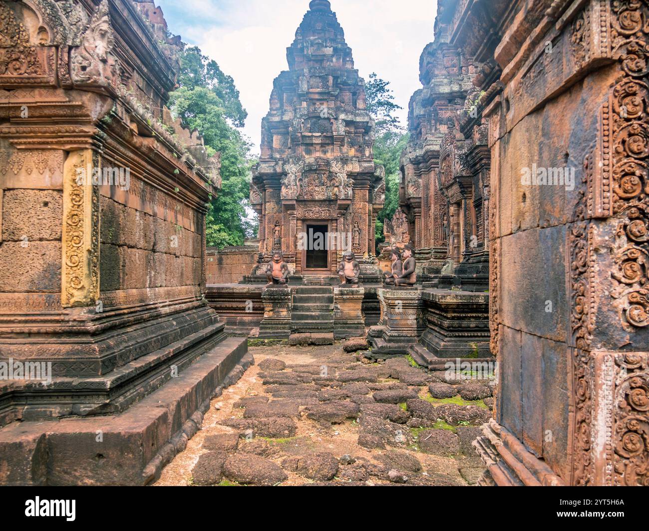 Details, sculptures and structures of the Banteay Sri temple in ...