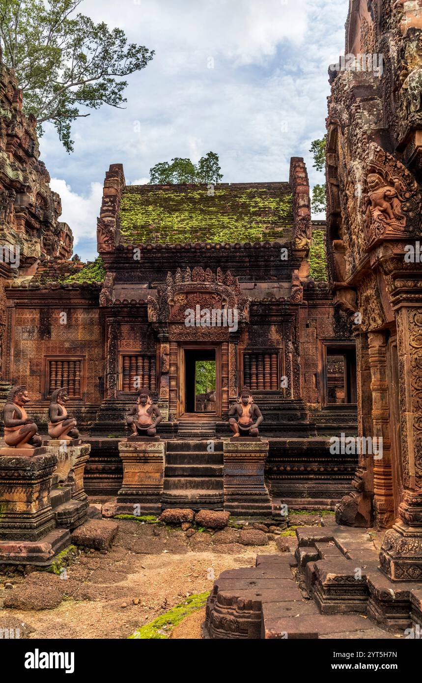 Details, sculptures and structures of the Banteay Sri temple in ...