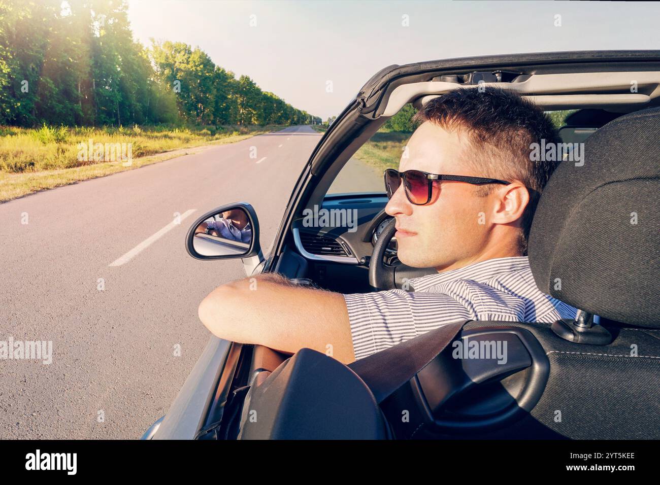 Car driving rides around city hi-res stock photography and images - Alamy