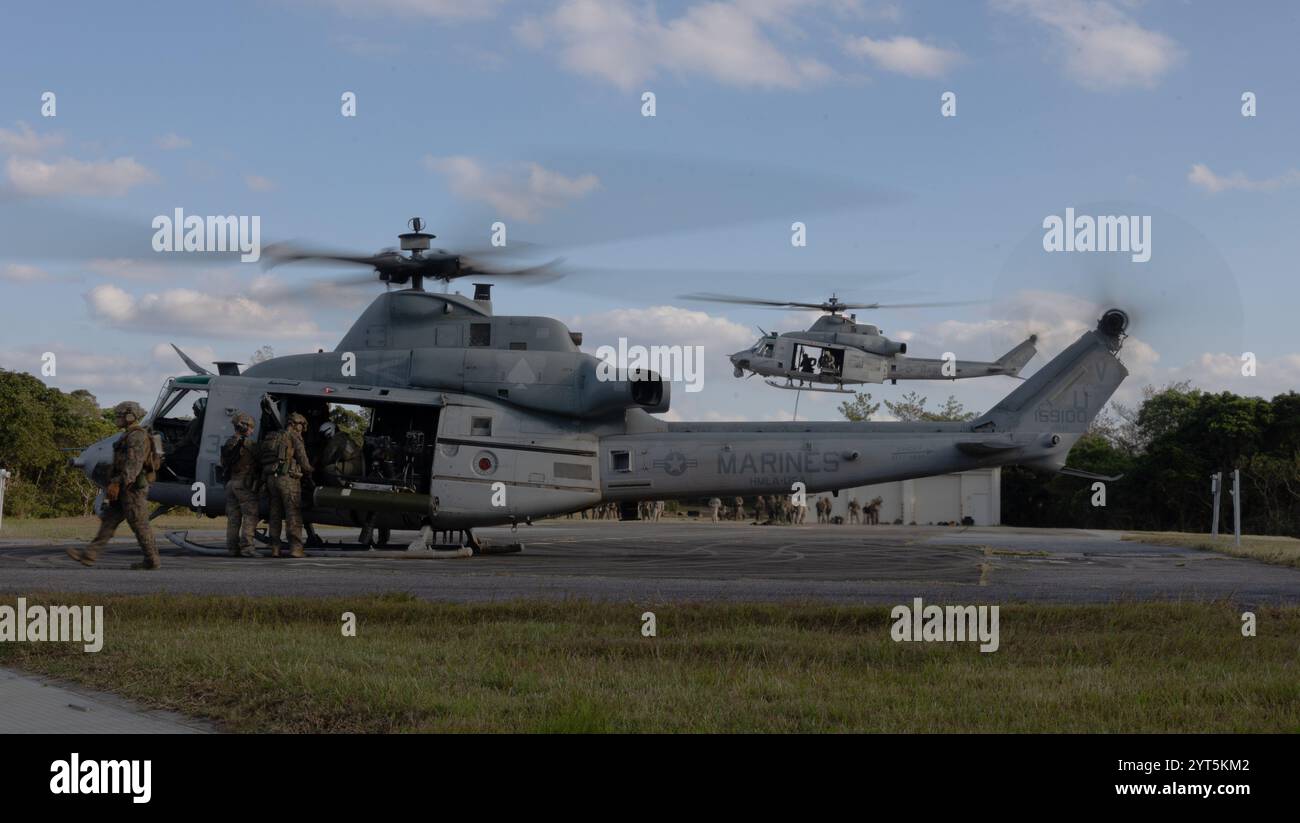 U.S. Marines with Force Reconnaissance Platoon, Maritime Raid Force ...