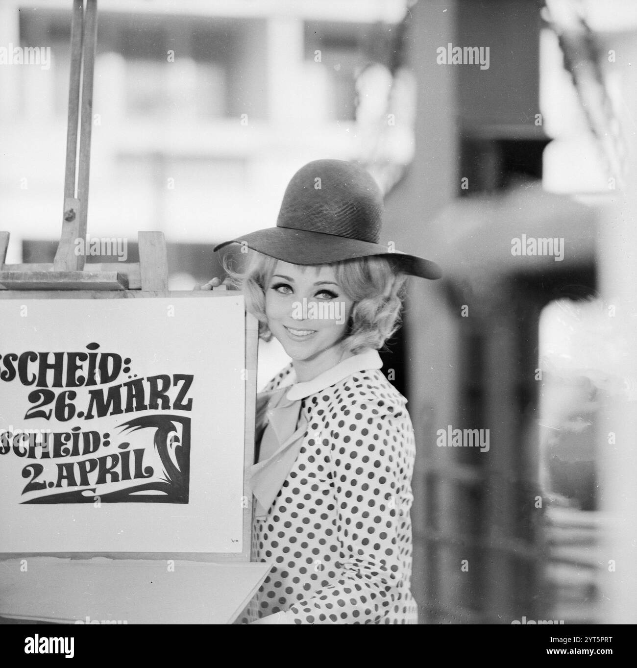 Vera Schneidenbach, deutsche Schlagersängerin, bei Werbeaufnahmen für den Schlagerwettbewerb ...