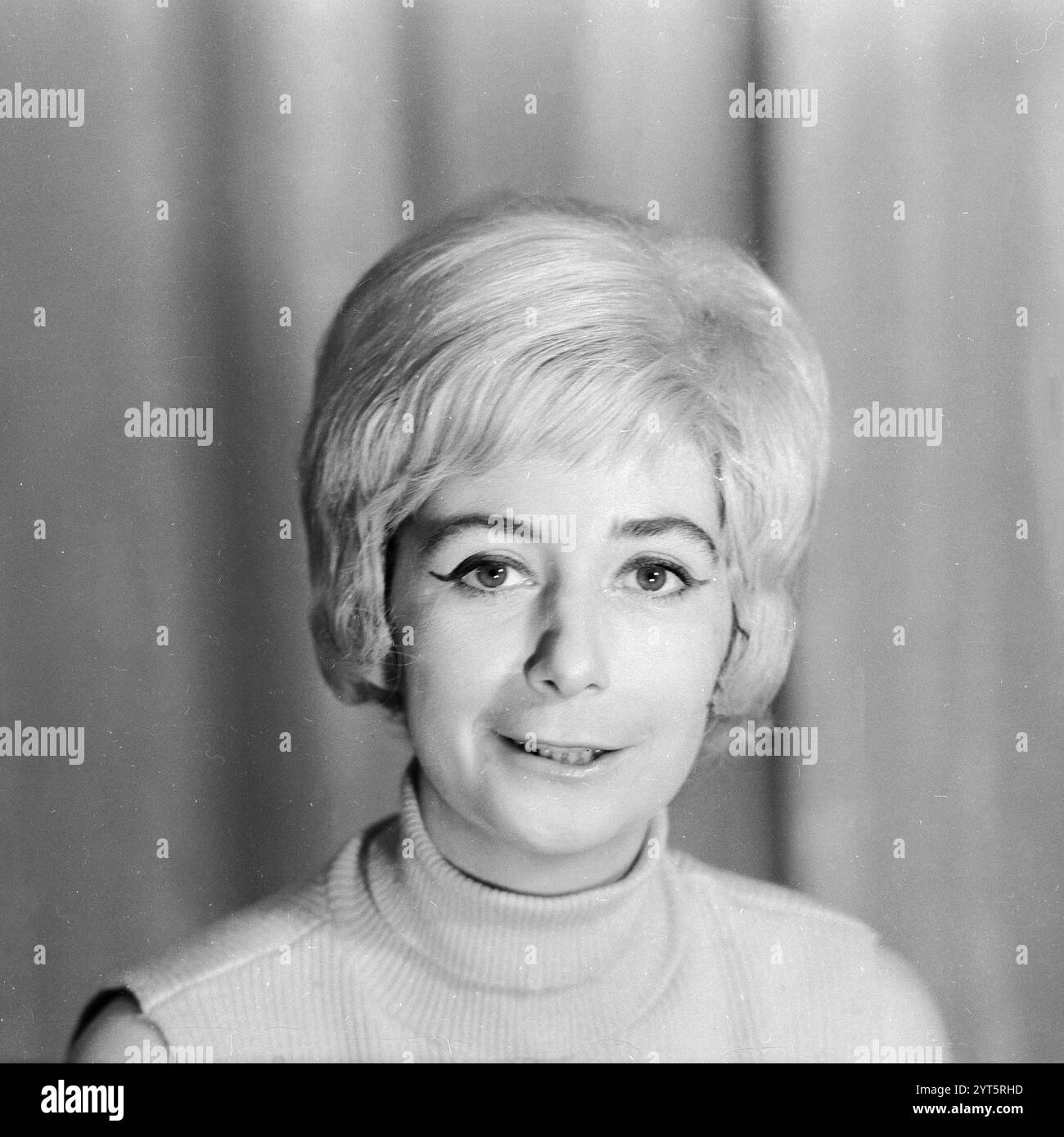 Porträt einer Frau, aufgenommen vor dem Vorhang im Friedrichstadt ...