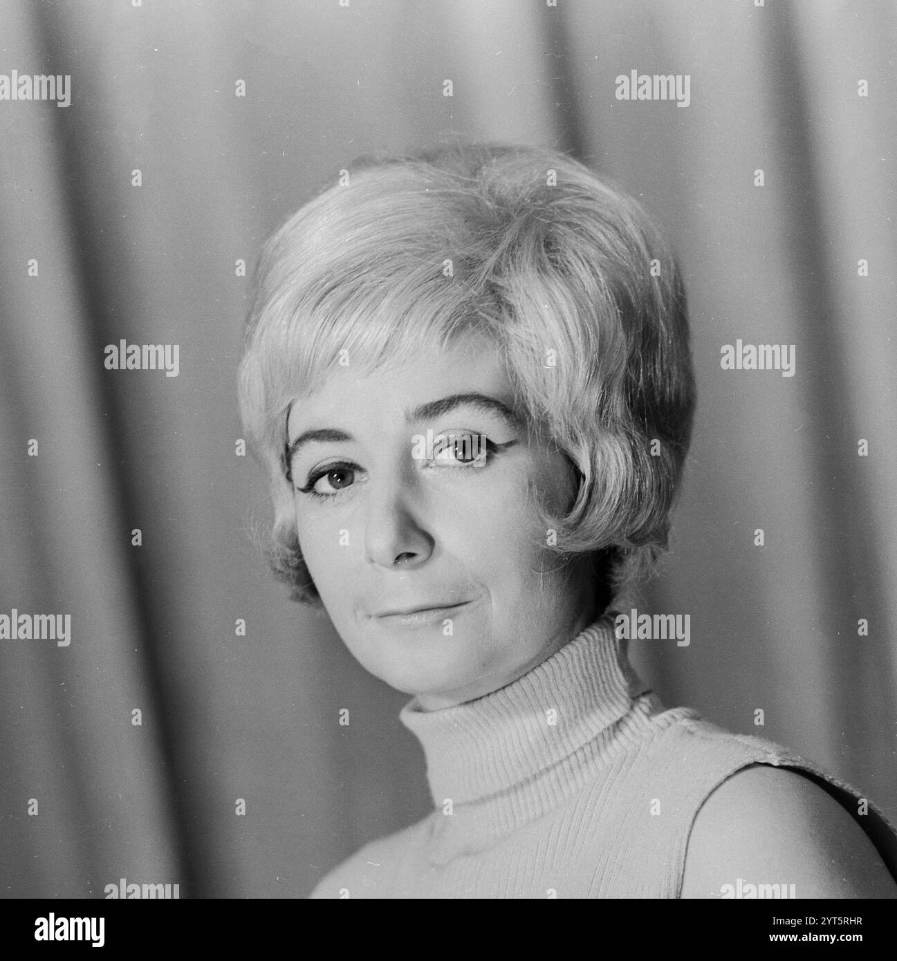 Porträt einer Frau, aufgenommen vor dem Vorhang im Friedrichstadt ...