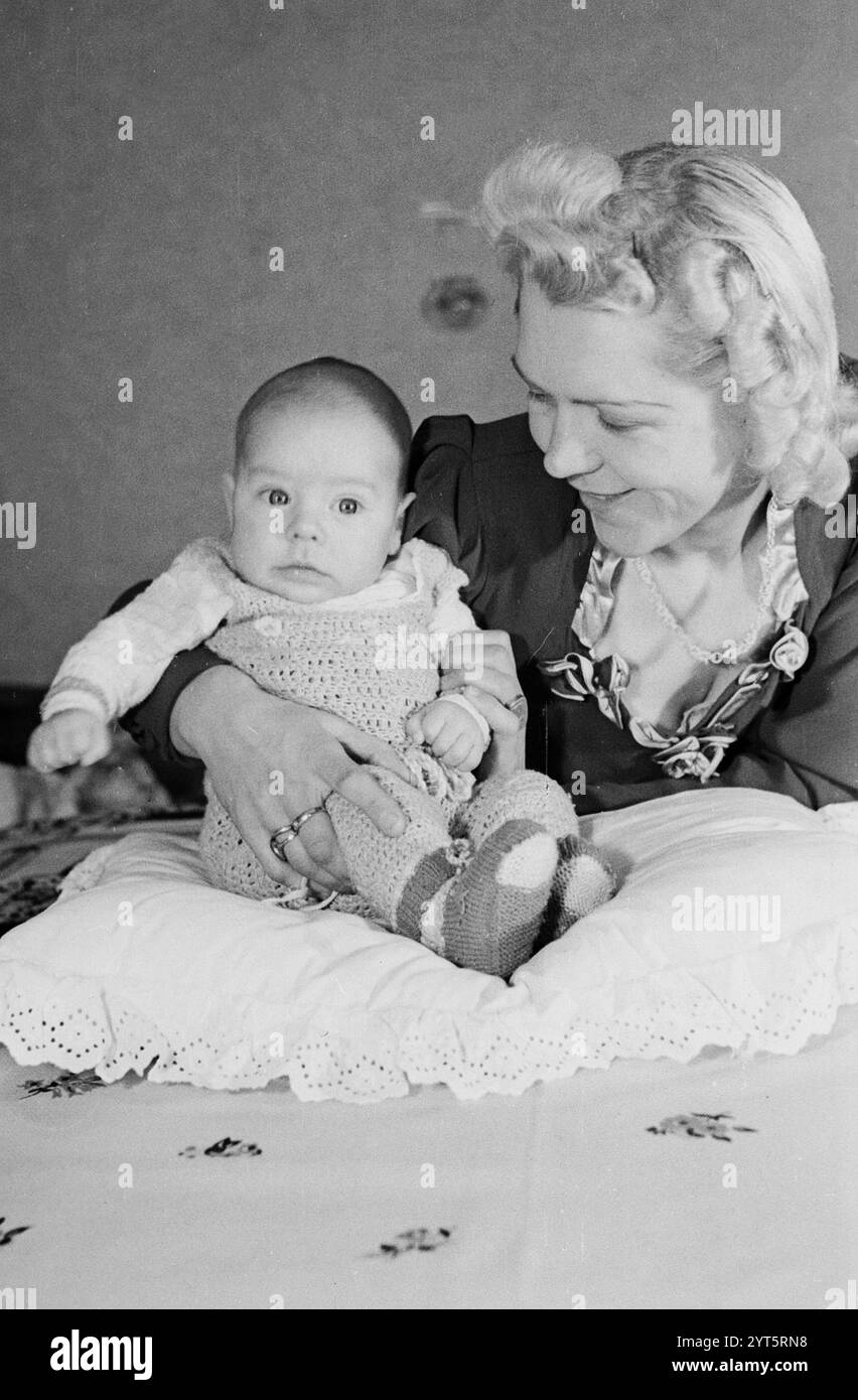 Junge Mutter mit Baby bei einem Termin beim Fotografen in Beriln ...