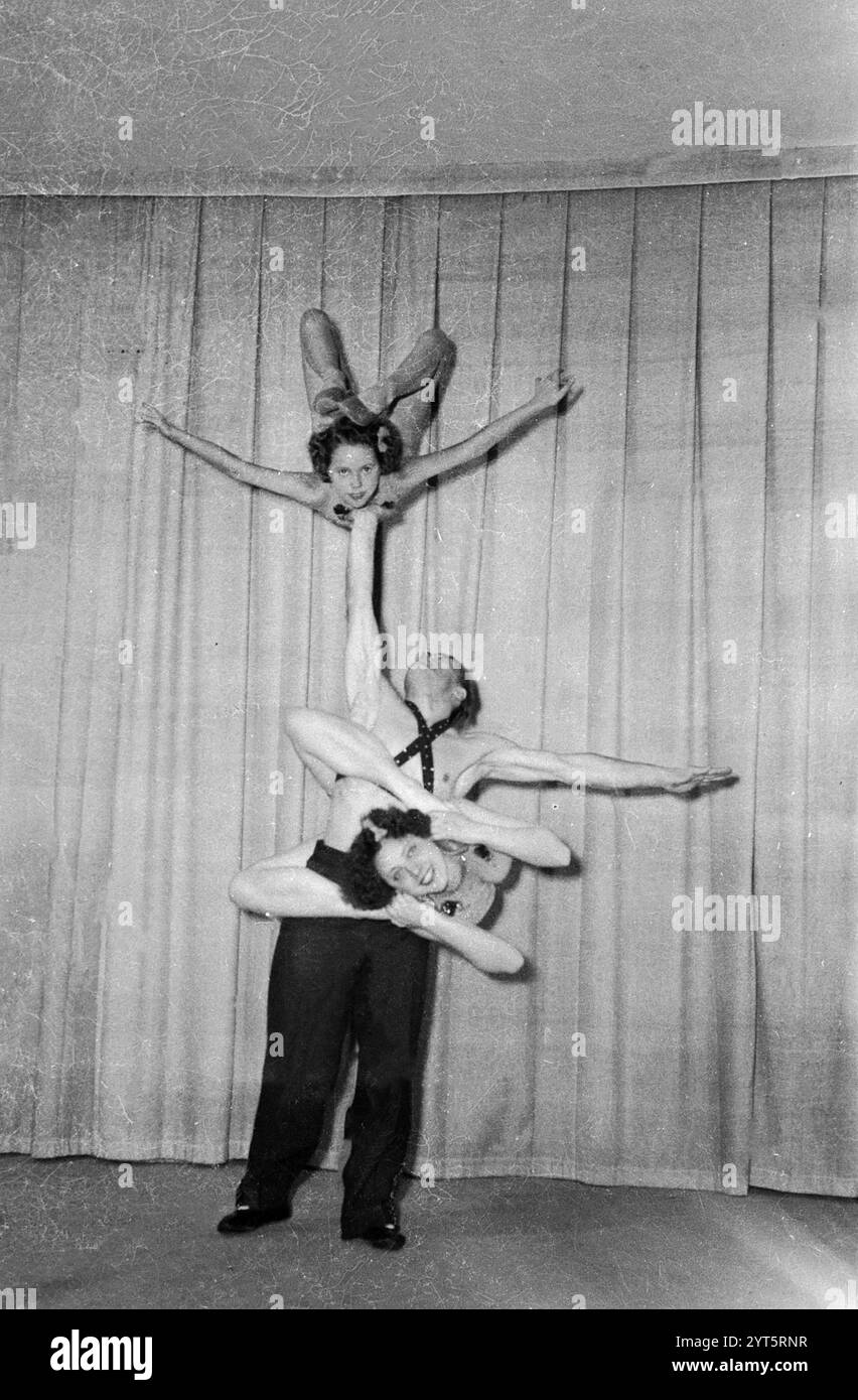 Akrobaten in Hochform bei einem Auftritt, hier mit einer Hebefigur, in Ost Berlin, DDR 1950 ...