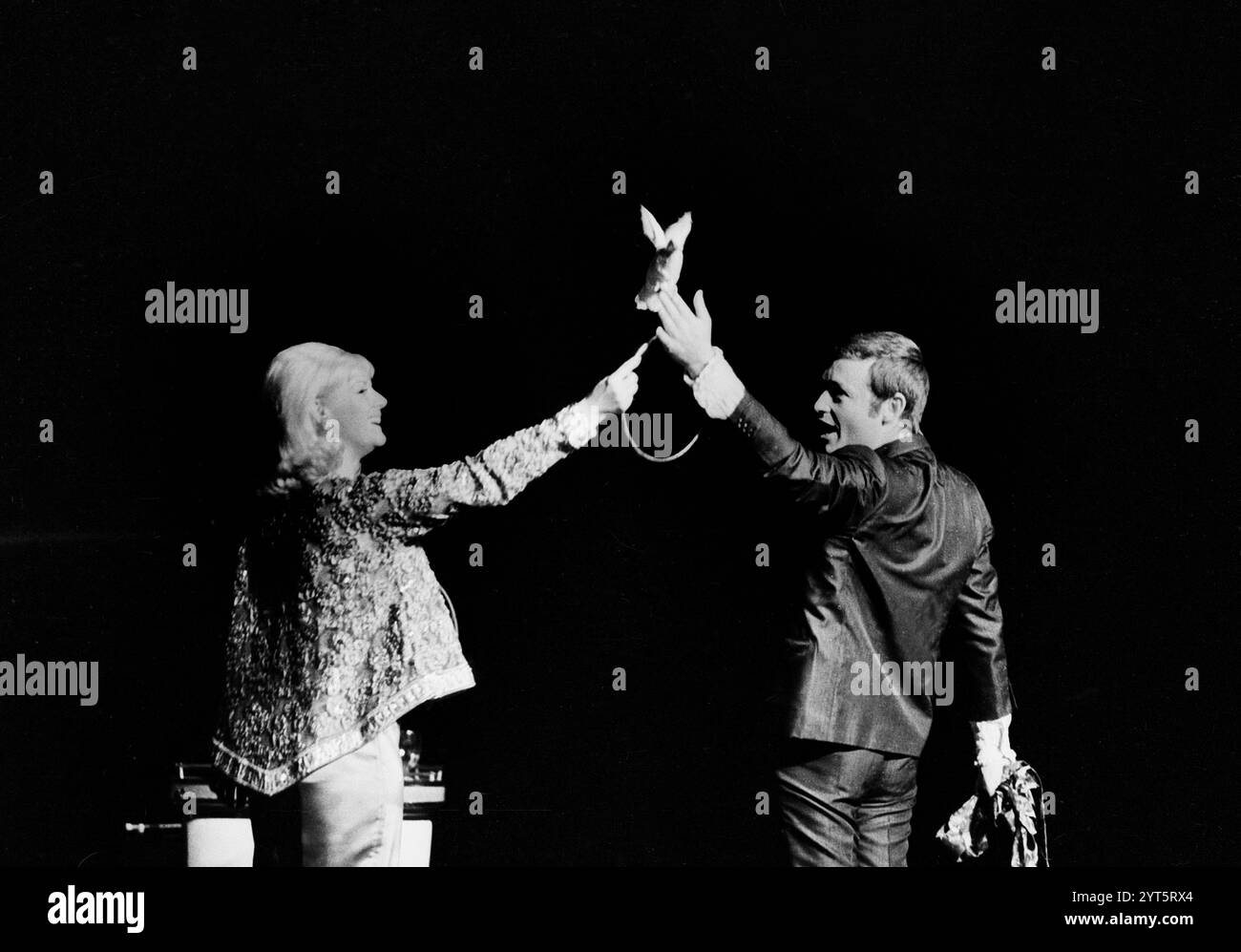 Illusionist Allport und Assistentin Jennifer bei einem Programm im Alten Friedrichstadt Palast ...