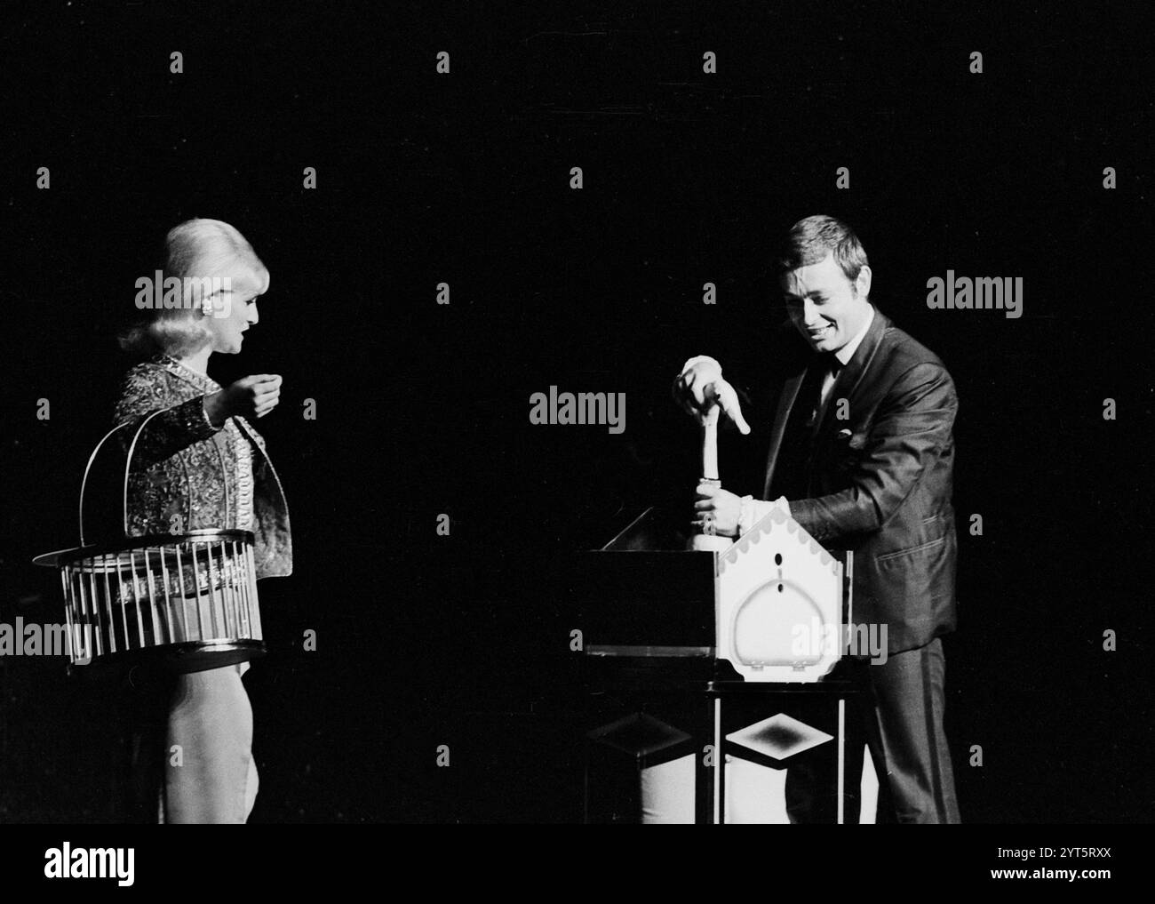 Illusionist Allport und Assistentin Jennifer bei einem Programm im Alten Friedrichstadt Palast ...