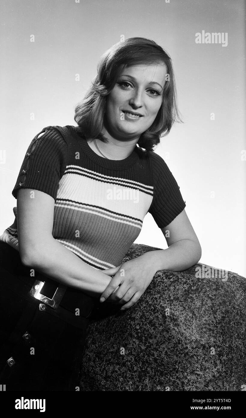 Die deutsche Sängerin Veronika Fischer (?) im Porträt, DDR um 1973 ...