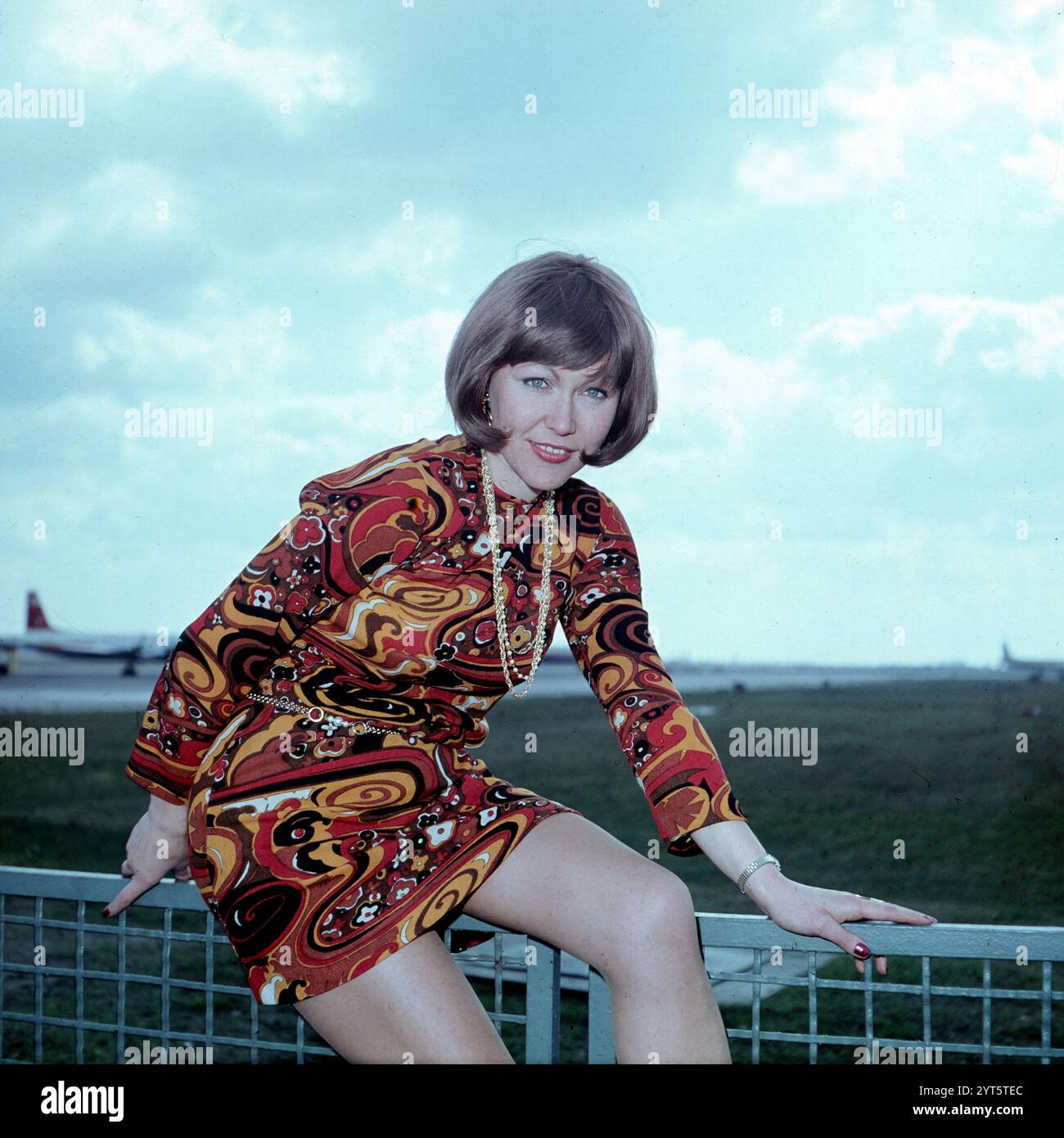 Die belgische Sängerin Lily Castel (geb. Alice van Acker) im Porträt ...