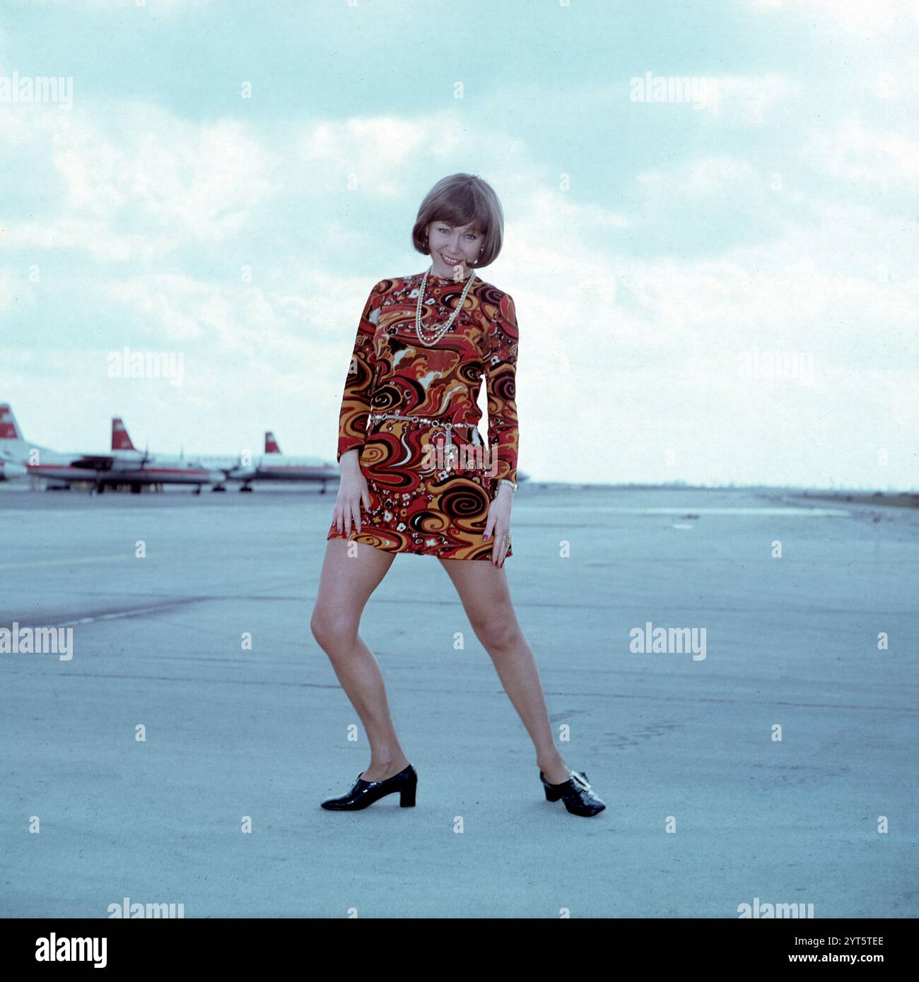 Die belgische Sängerin Lily Castel (geb. Alice van Acker) im Porträt ...