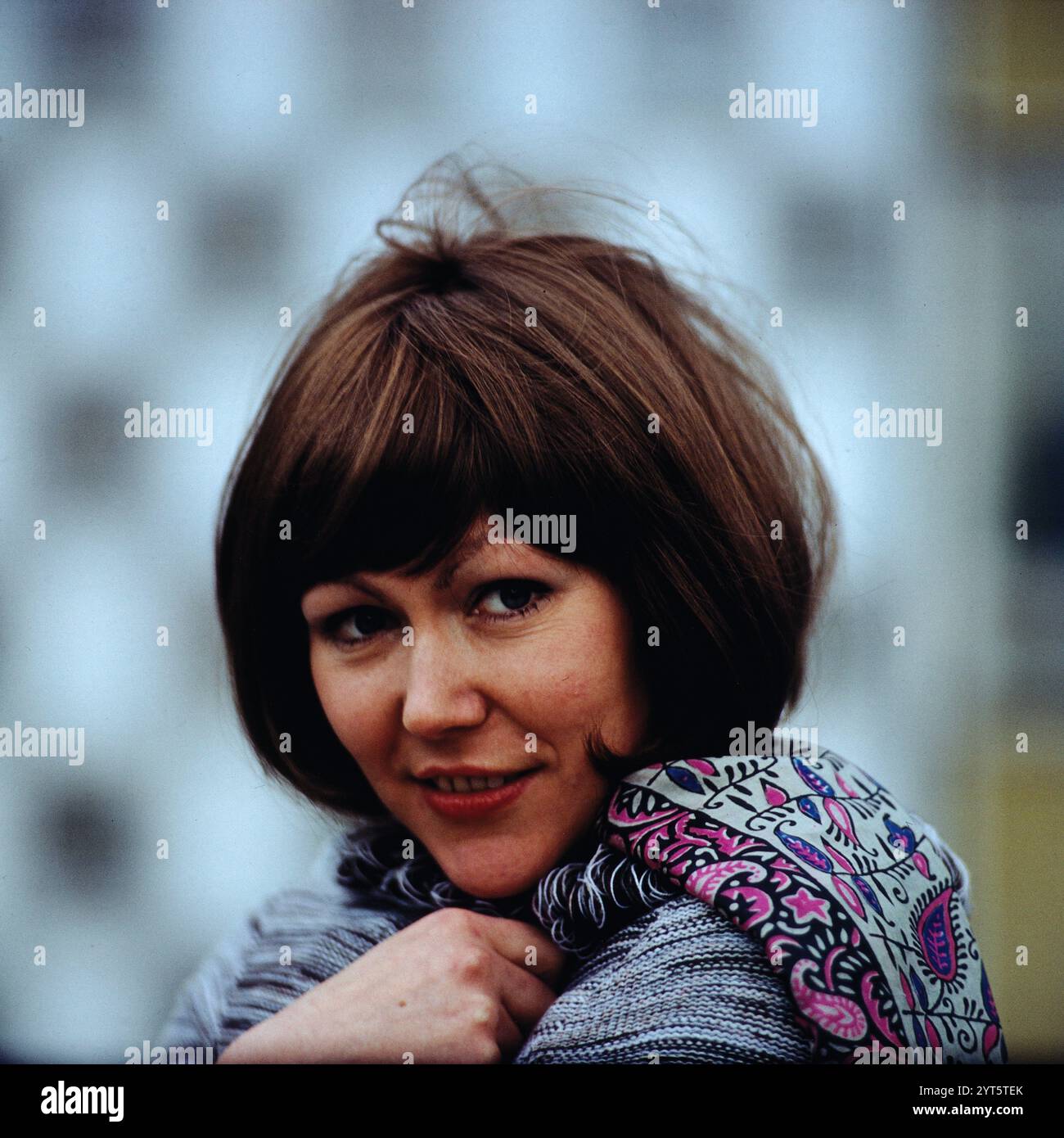 Die belgische Sängerin Lily Castel (geb. Alice van Acker) im Porträt ...