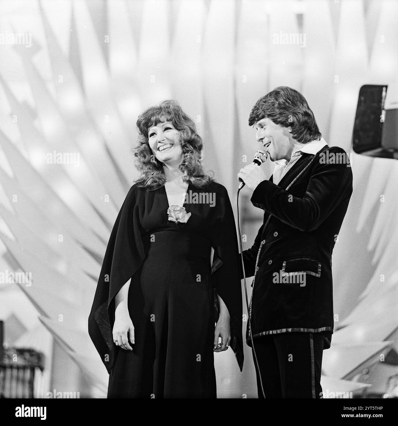 Der englische Sänger und Schauspieler Carl Wayne (Colin David Tooley, rechts) auf der Bühne bei ...