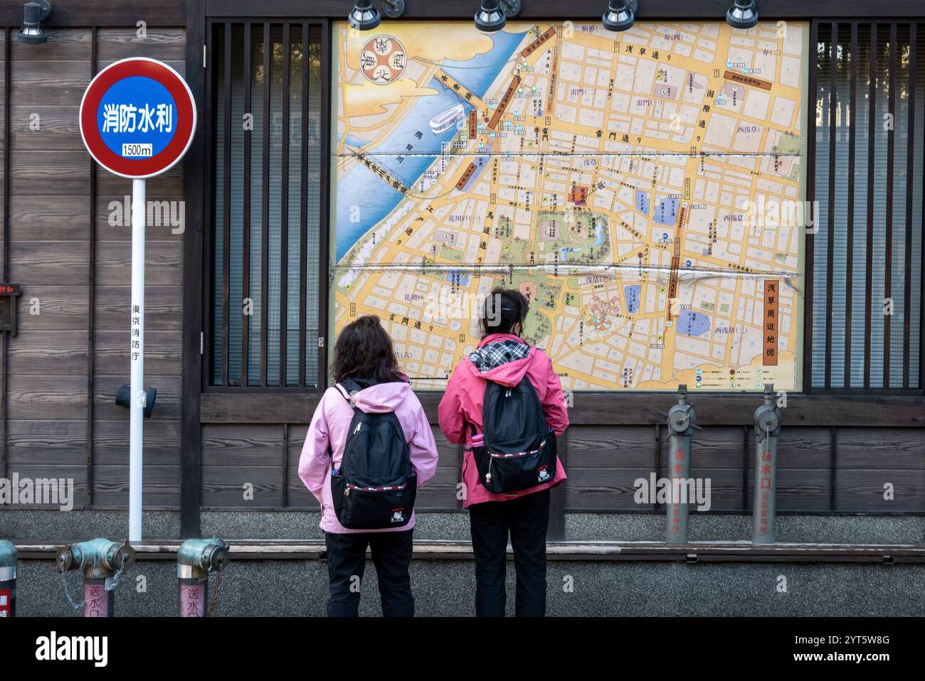 tourists reading a map of Asakusa Tokyo Japan Stock Photo - Alamy