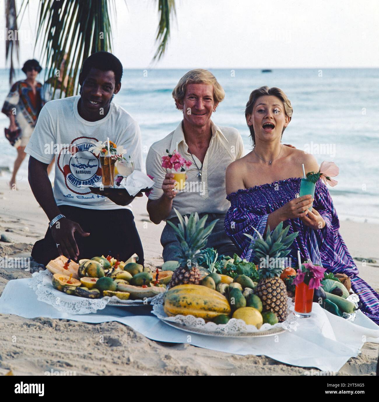 Gitte Haenning mit einem Freund auf der Karibikinsel Barbados, circa ...