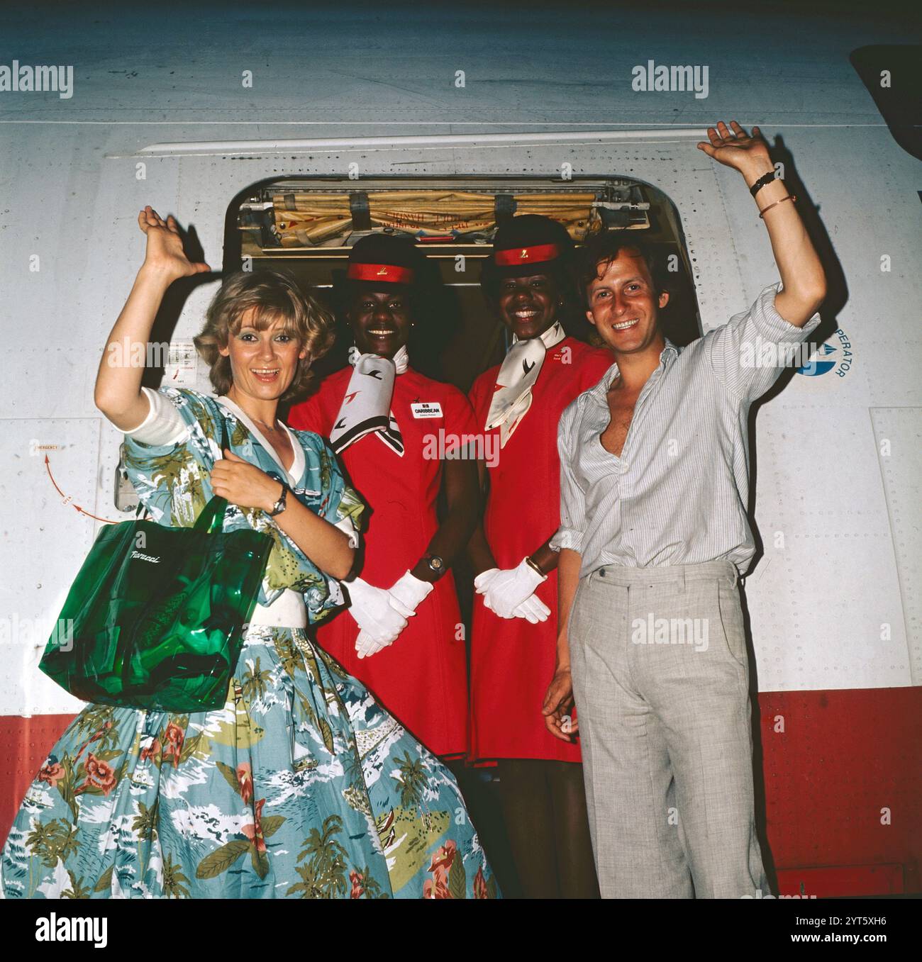 Gitte Haenning und Michael Holm mit zwei Stewardessen, bei ihrer Ankunft auf der Karibikinsel ...