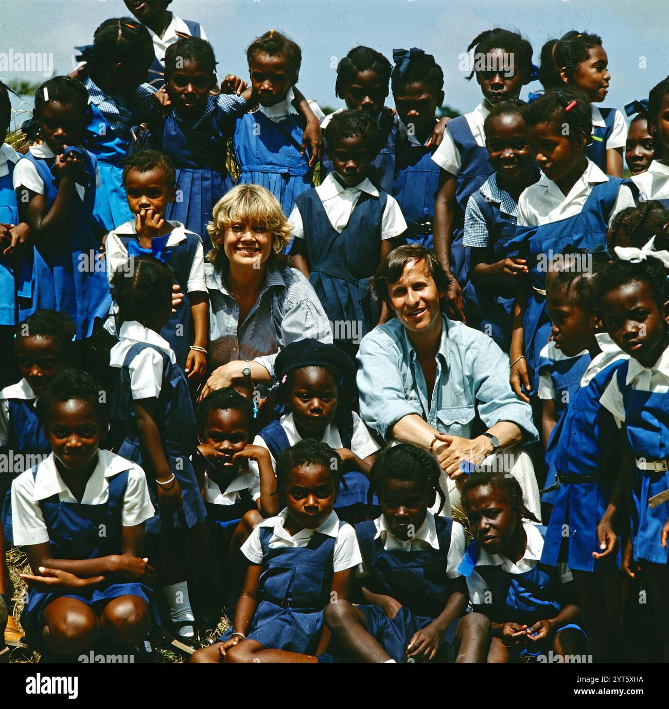 Gitte Haenning und Michael Holm mit Schulkindern auf der Karibikinsel Barbados, circa 1981 ...