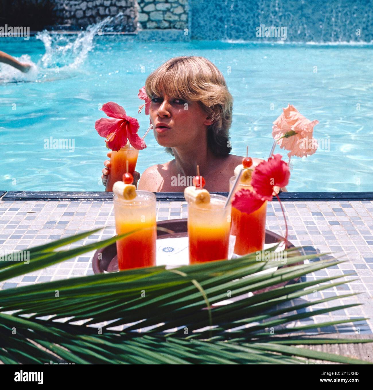 Gitte Haenning im Pool mit Cocktail auf der Karibikinsel Barbados ...