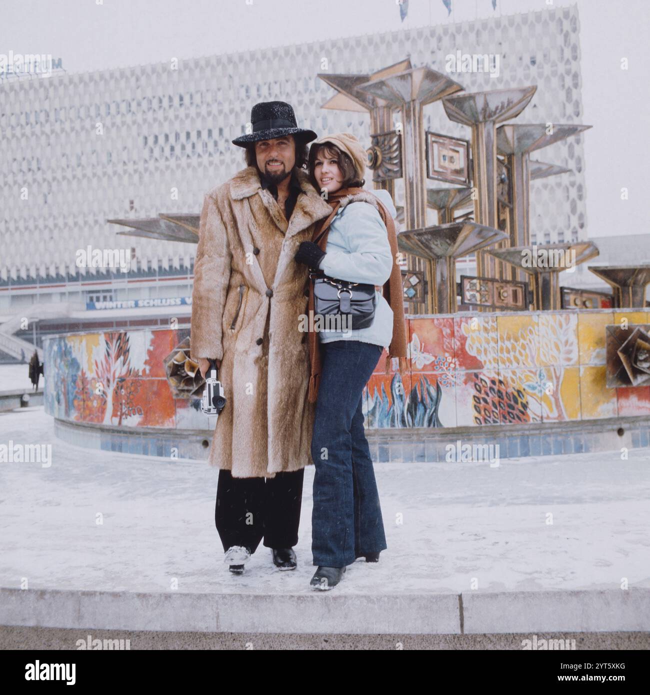 Schlagersänger Danyel Gerard mit Freundin Brigitte in Berlin, 1971 ...