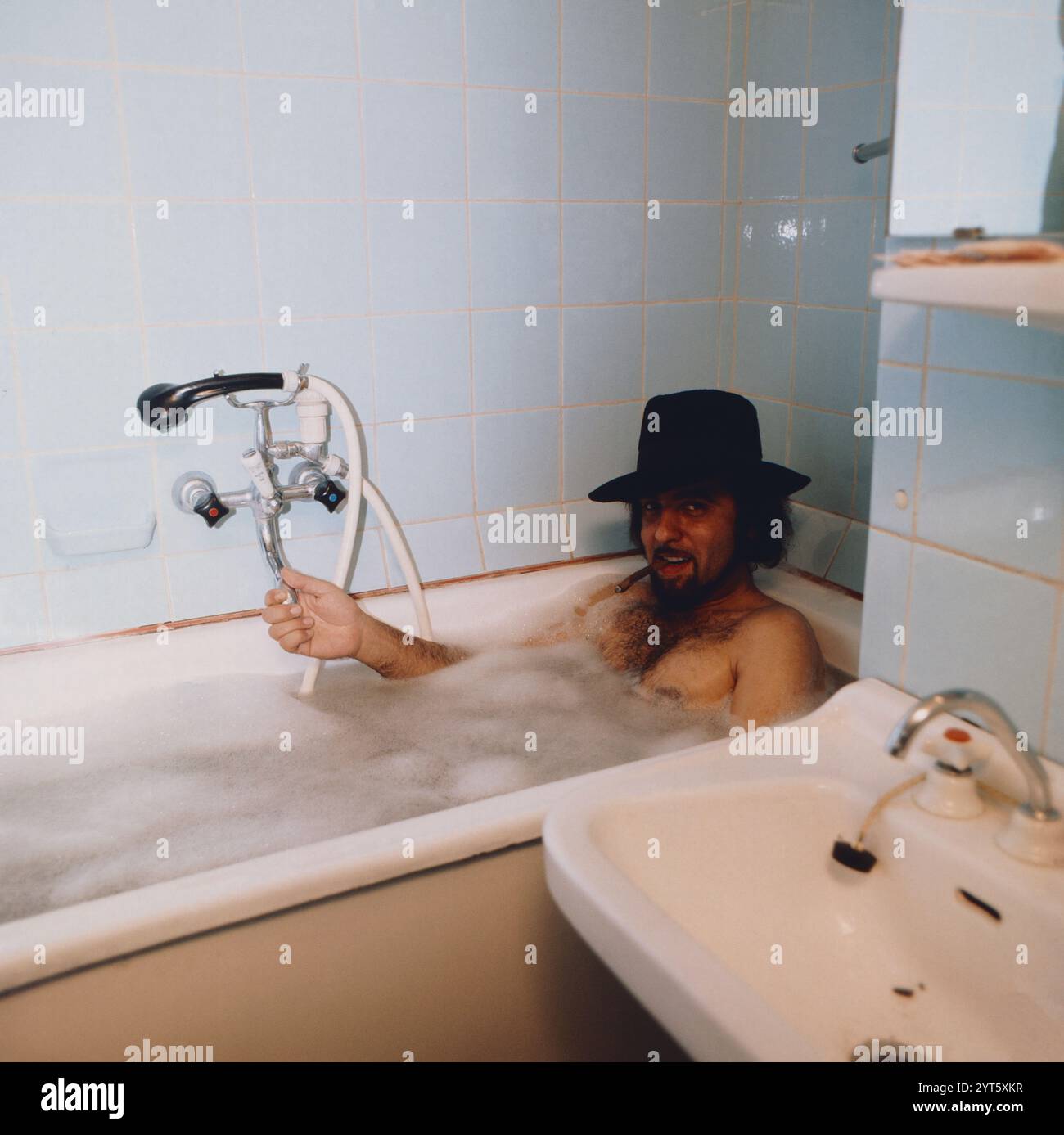 Schlagersänger Danyel Gerard mit Hut in der Badewanne eines Berliner ...