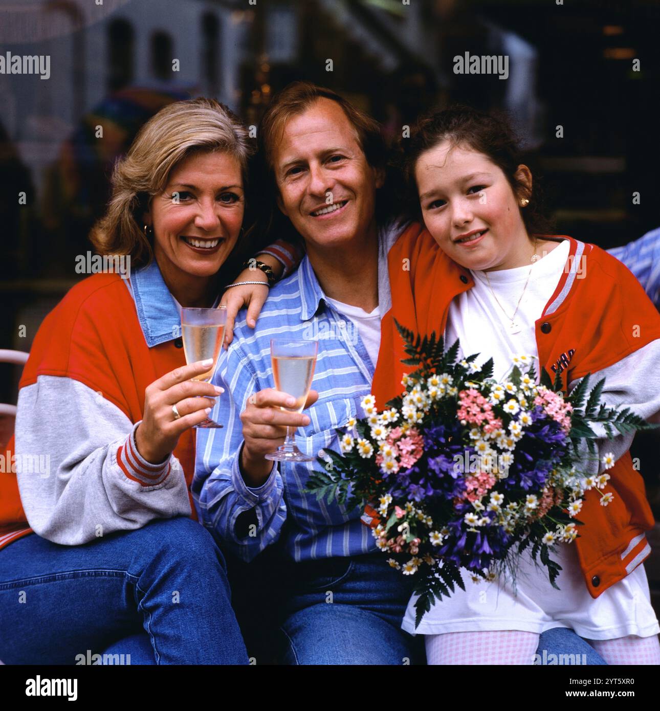 Sängerin Dorthe Kollo mit Schlagersänger Michael Holm und Dorthe's Tochter Nathalie, circa 1981 ...