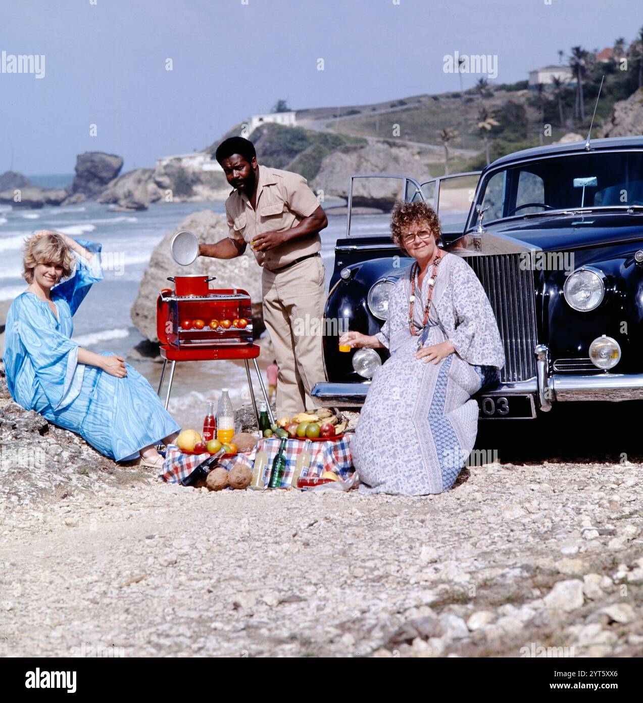 Schlagerstar Gitte Haenning auf Barbados, circa 1981, Bild: Gitte mit Mutter am der Küste bei ...