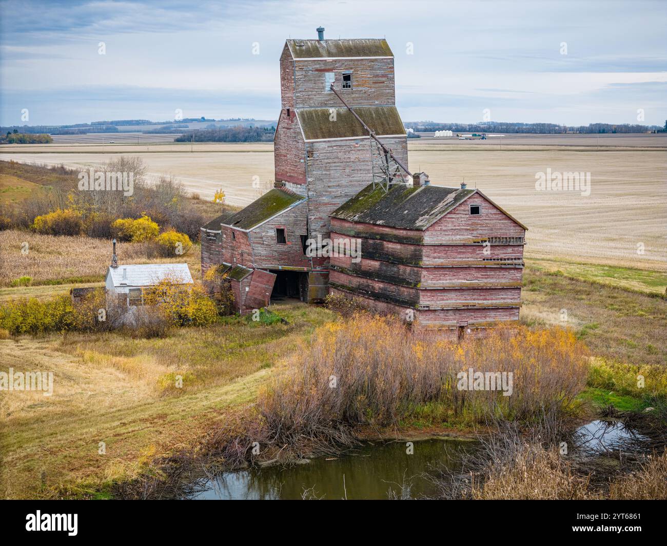 Large field white building hi-res stock photography and images - Alamy