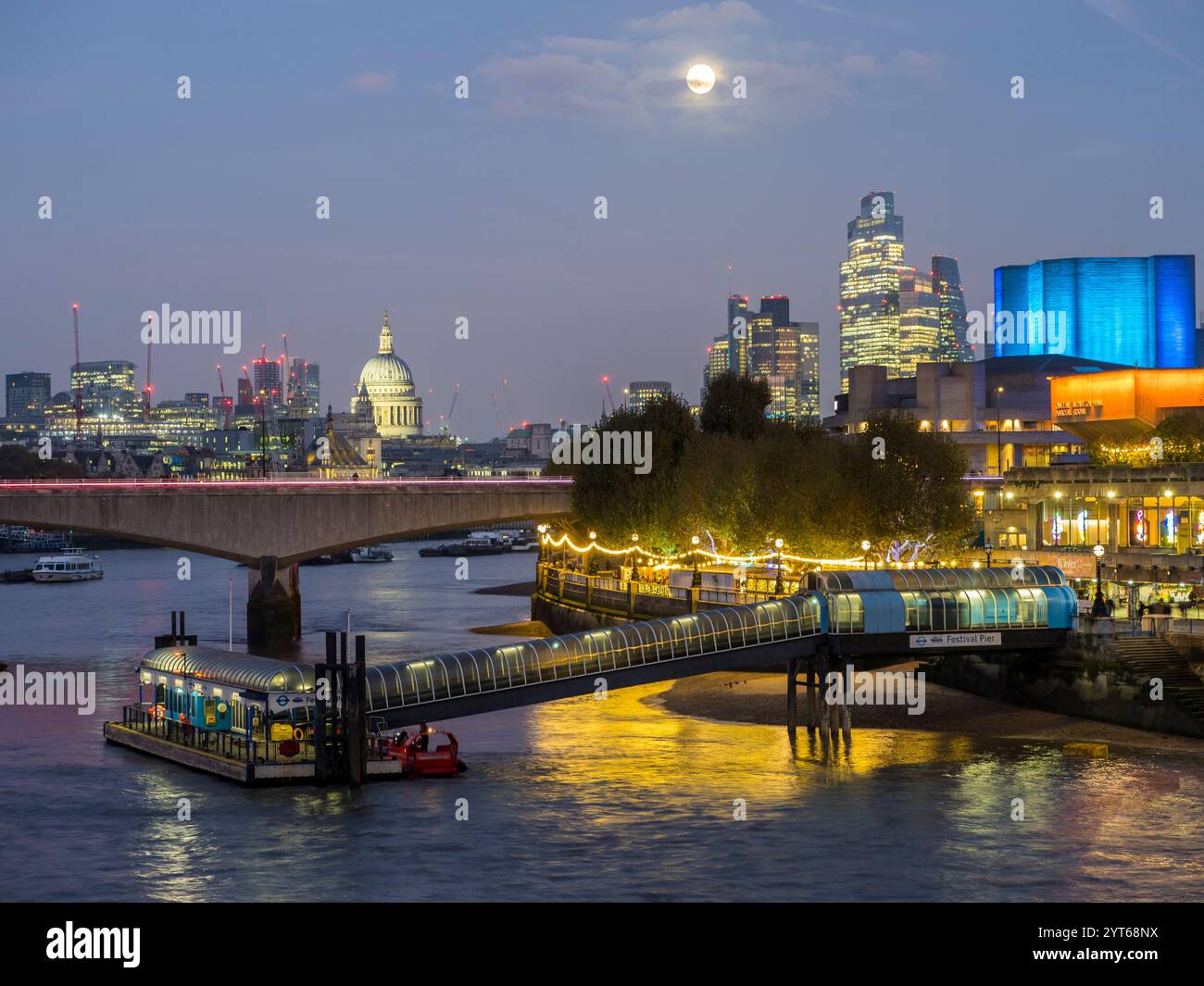 Full moon waterloo bridge hi-res stock photography and images - Alamy