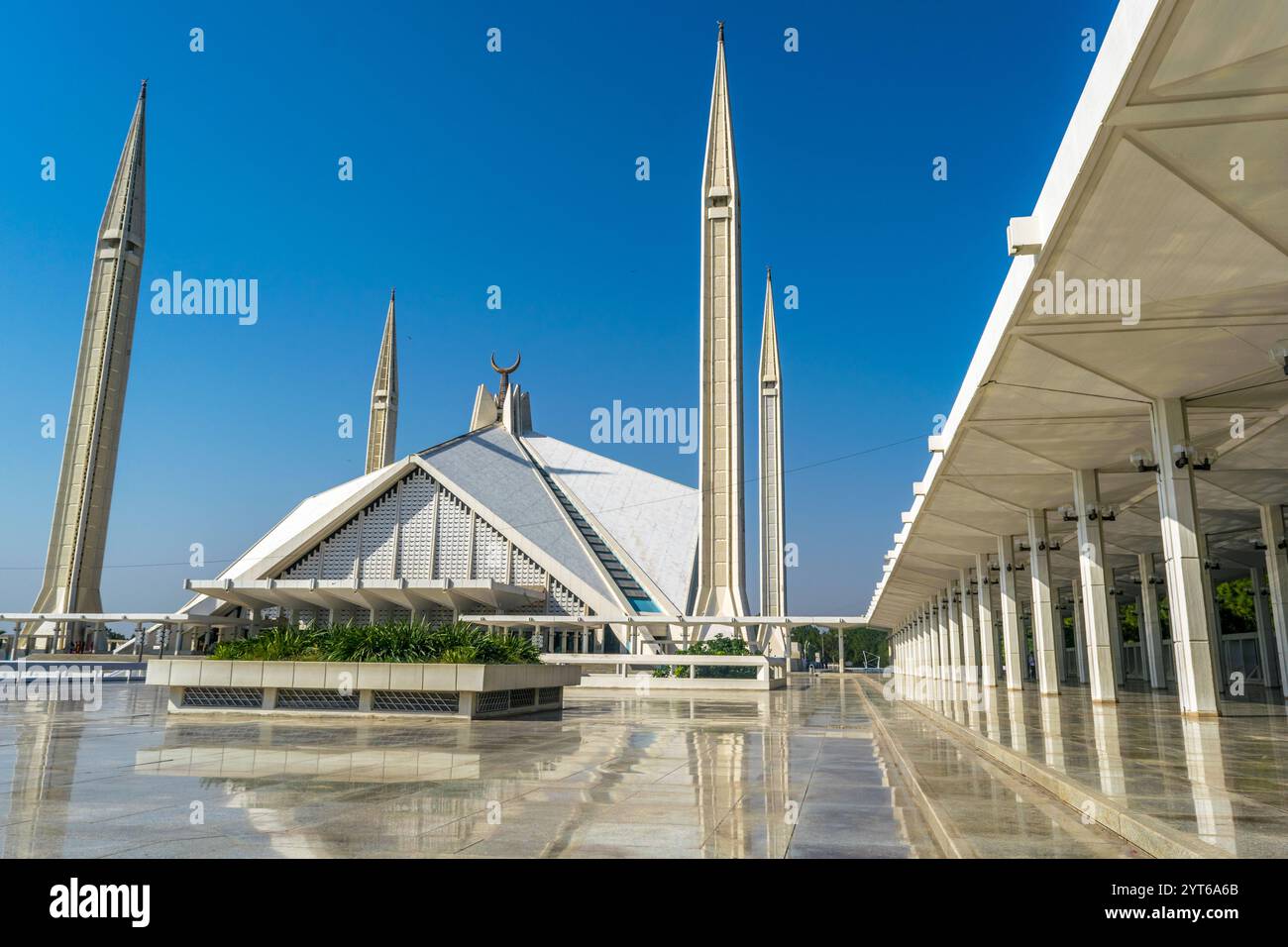 Faisal Mosque: Pakistan's Iconic Masterpiece of Modern Islamic Design ...