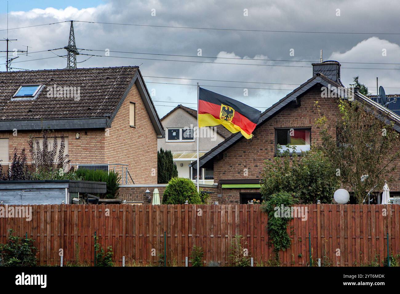 Die Deutschlandfahne ist an einem Haus zu sehen. Deutschlandfahne ...