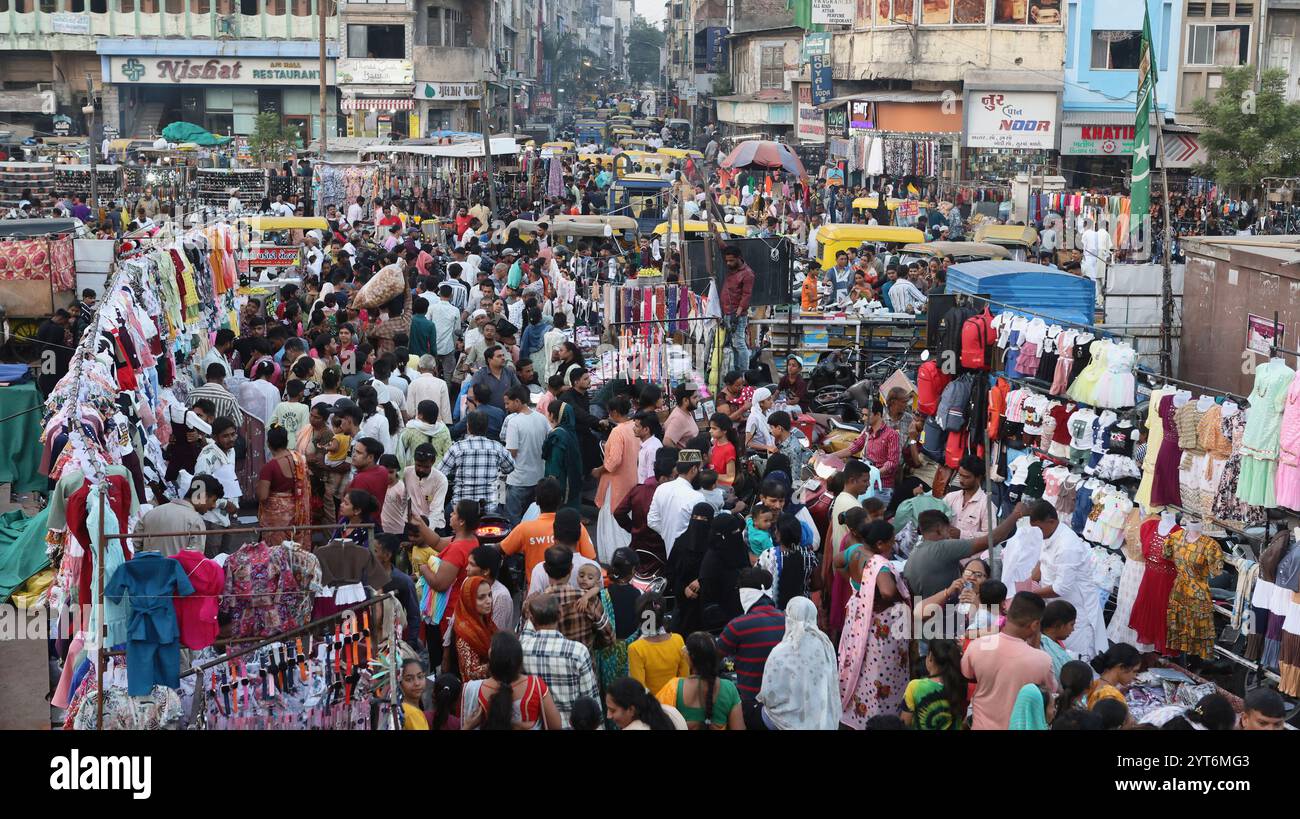 India, Gujarat, Ahmedabad, Busy market scene Stock Photo - Alamy