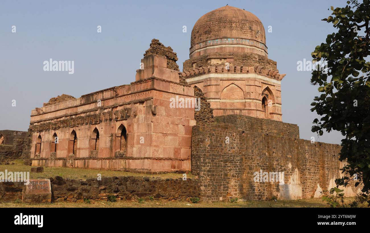 India, Gujarat, Mandu, Mausoleum in the ghost town Stock Photo - Alamy