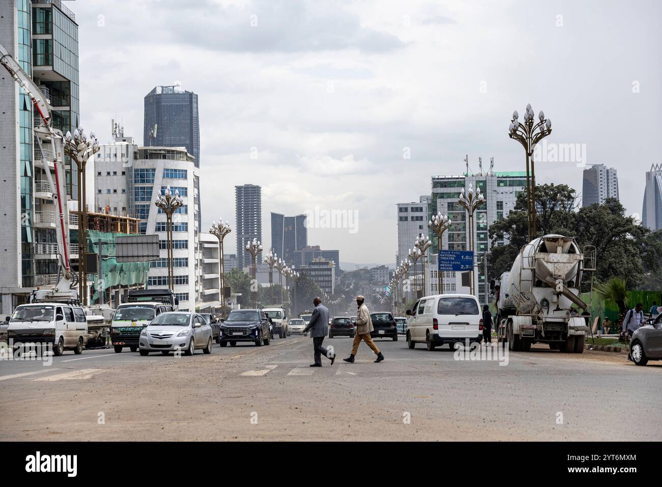 Addis ababa ethiopia busy street hi-res stock photography and images ...