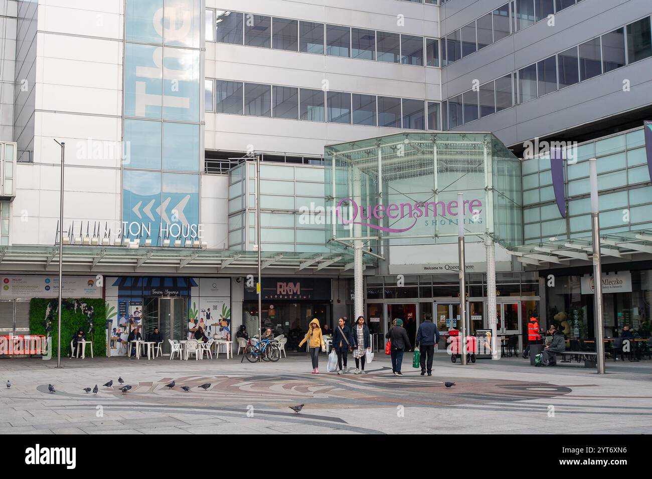 Slough, UK. 6th December, 2024. Slough High Street. Once again, the ...