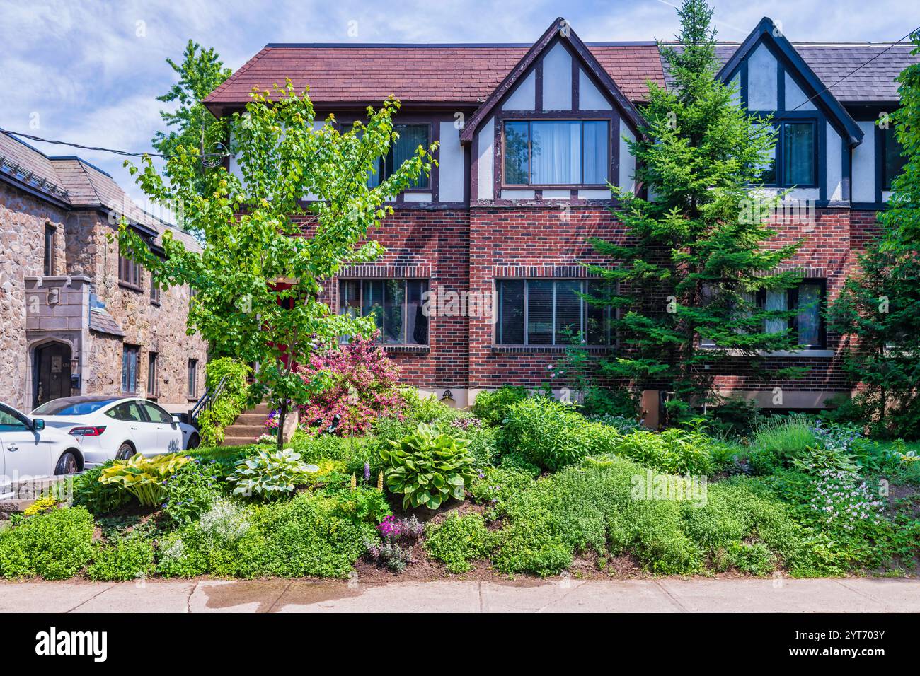 Front lawn displays hi-res stock photography and images - Alamy