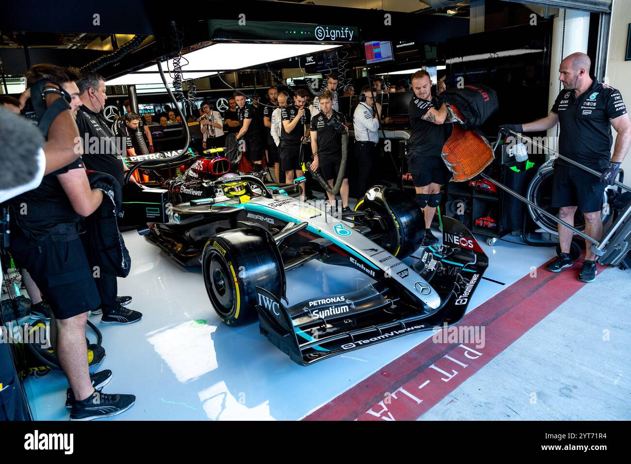 44 HAMILTON Lewis (gbr), Mercedes AMG F1 Team W15, box mechanic ...