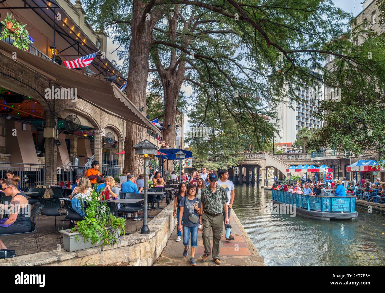 People walk waterfront restaurants cafes hi-res stock photography and ...