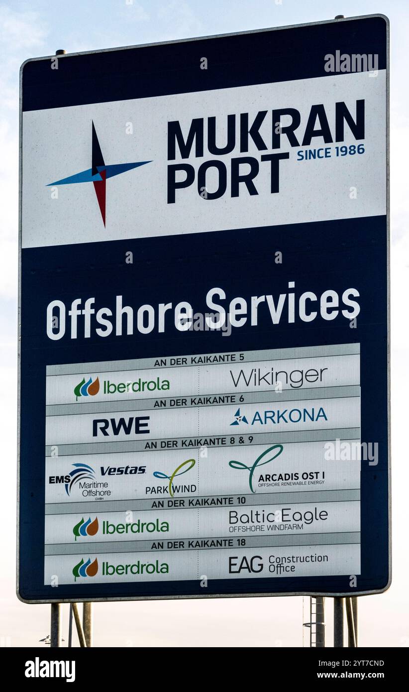 Der Hafen Mukran. - Mukran Port steht auf dem Firmenschild am Hafen von ...