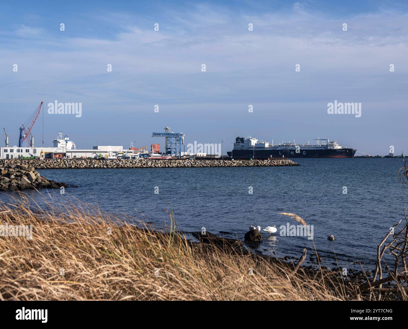 Mukran: Umstrittenes LNG-Terminal. - Im Hafen von Mukran bei Sassnitz auf der Ostseeinsel Rügen ...