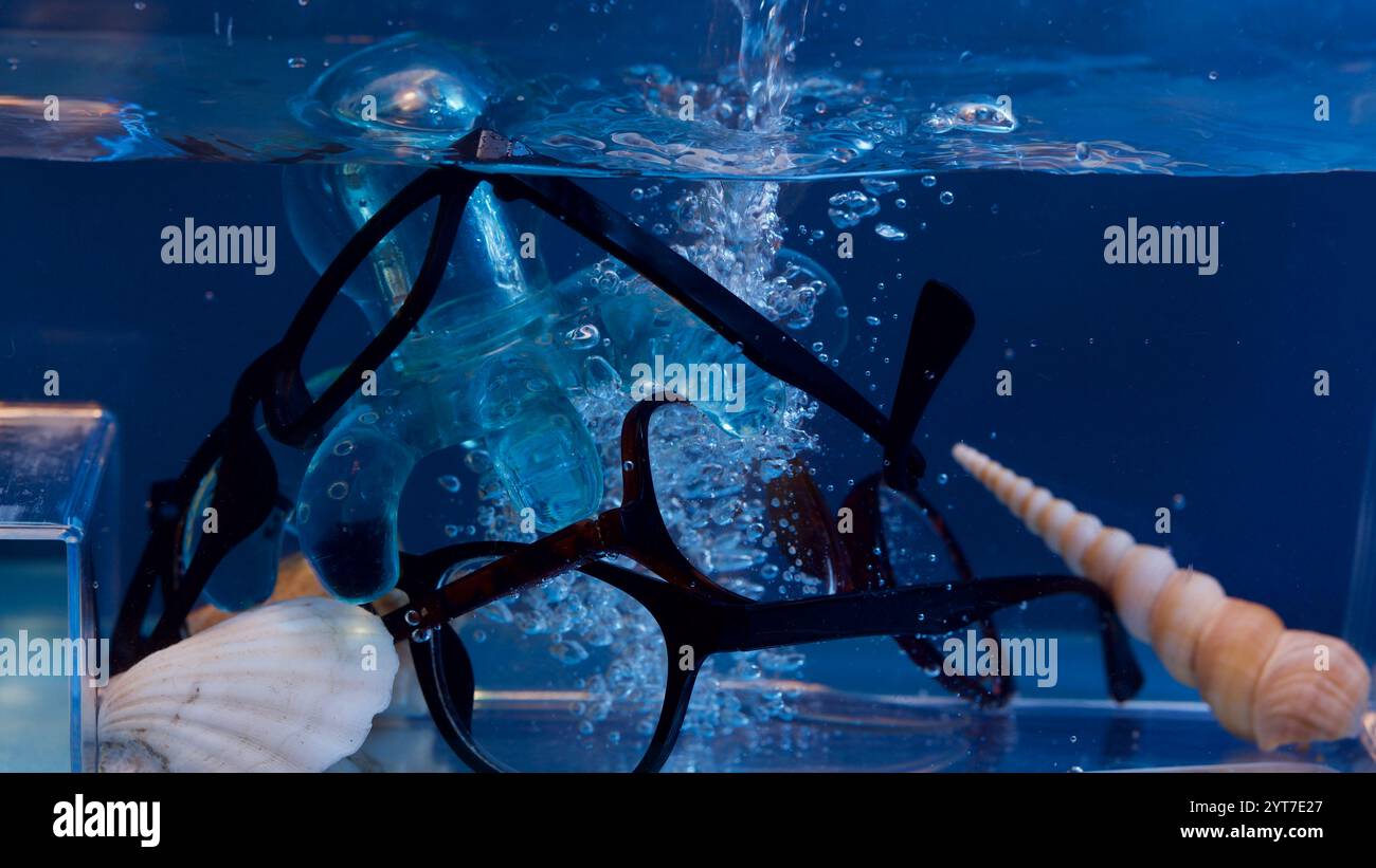 Broken sea shells hi-res stock photography and images - Alamy