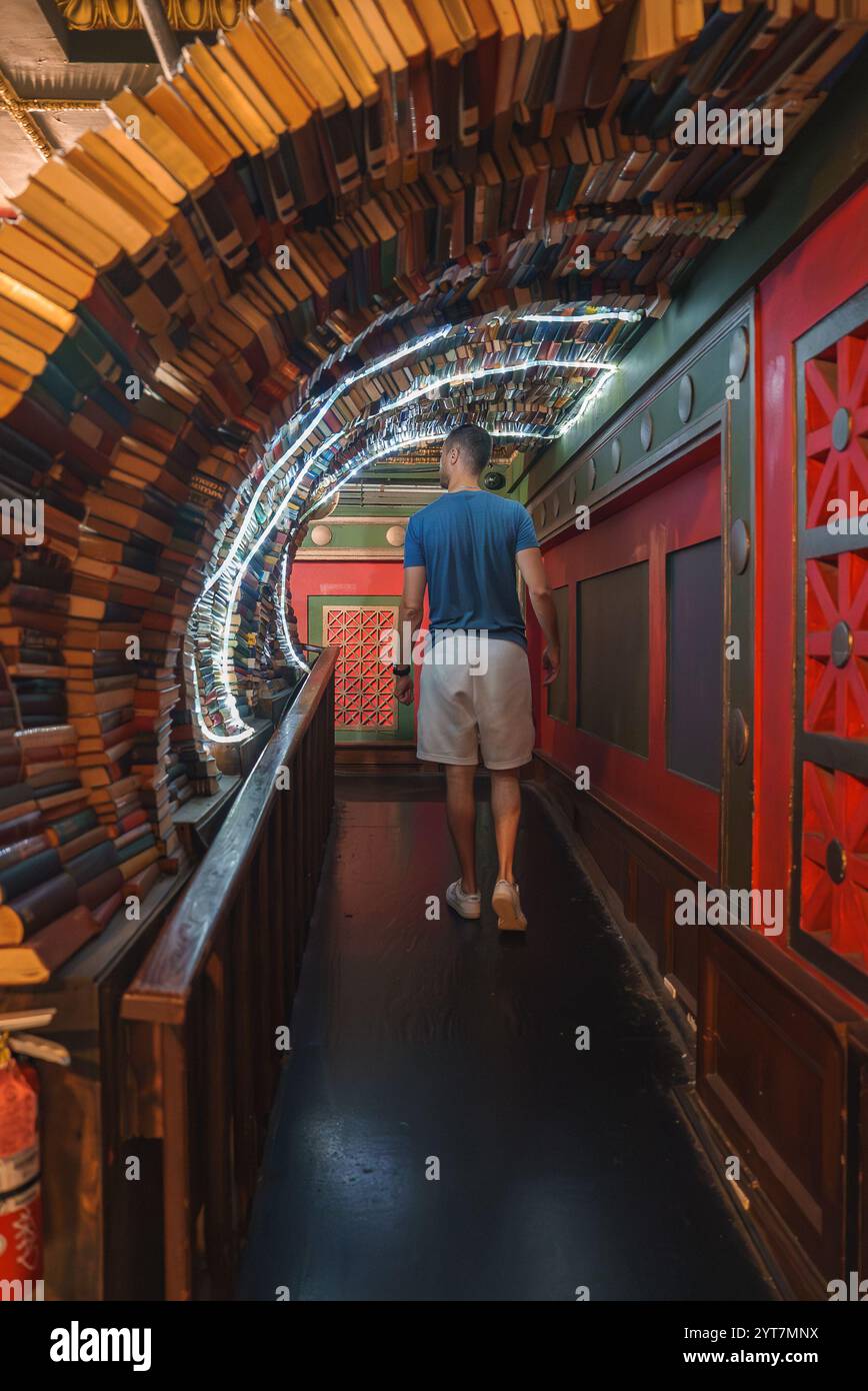 Vintage bookstore interior lighting hi-res stock photography and images ...