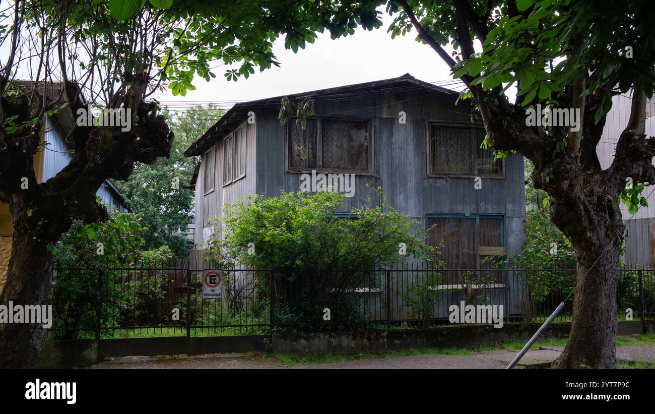 Old houses at the traditional Cochrane neighborhood in Valdivia city ...