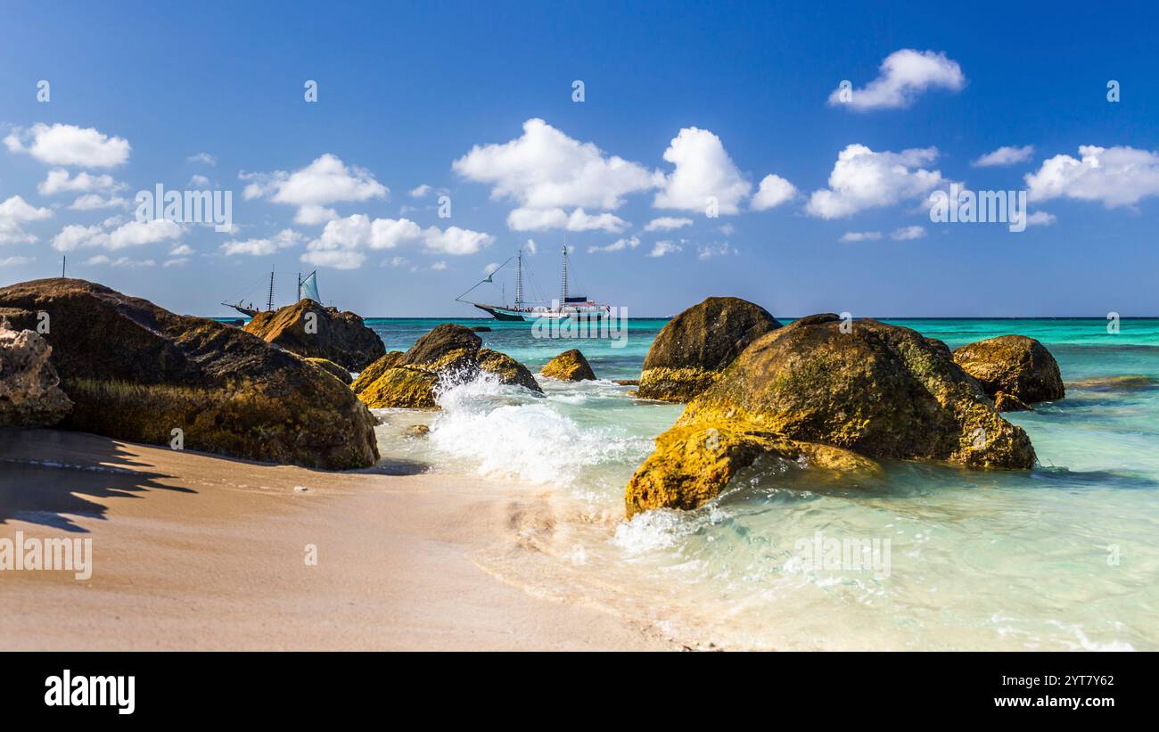 Sandy beach on Aruba, Netherlands Antilles Stock Photo - Alamy