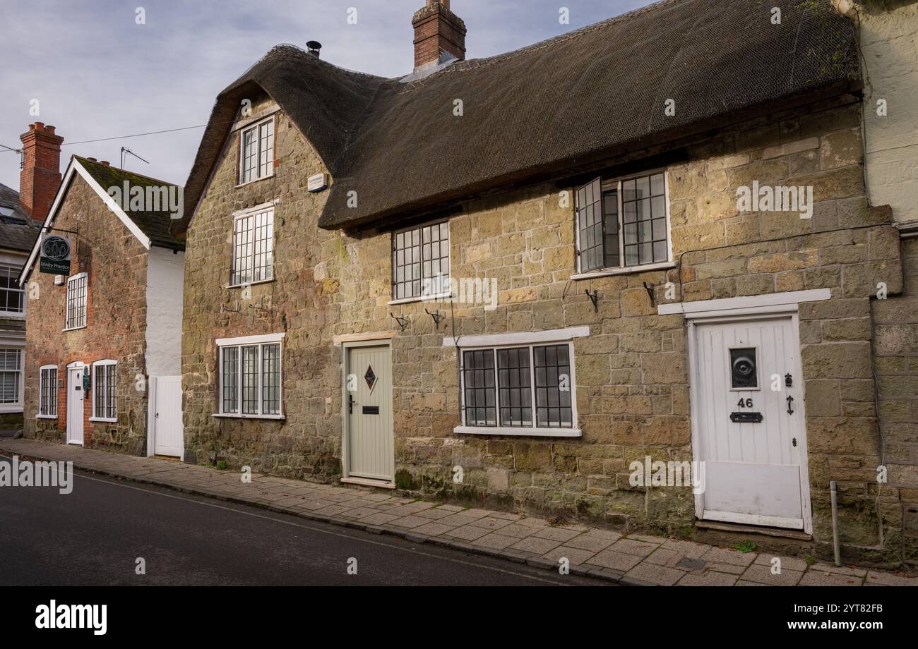 Shaftesbury, Dorset, UK: Old houses on Bell Street in Shaftesbury Stock ...