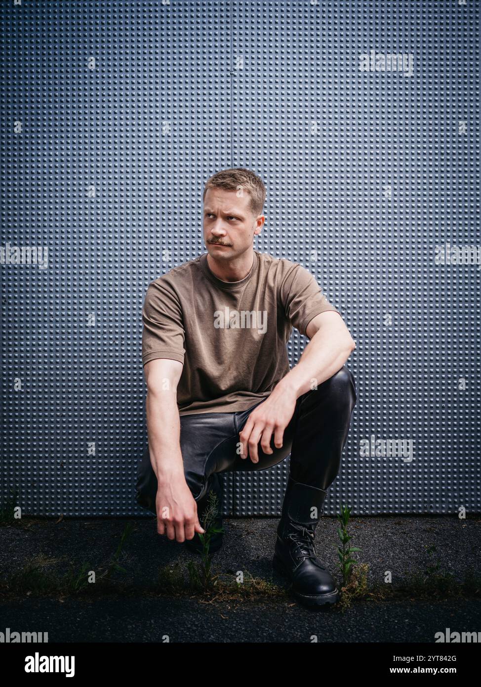 Kneeling man hi-res stock photography and images - Alamy