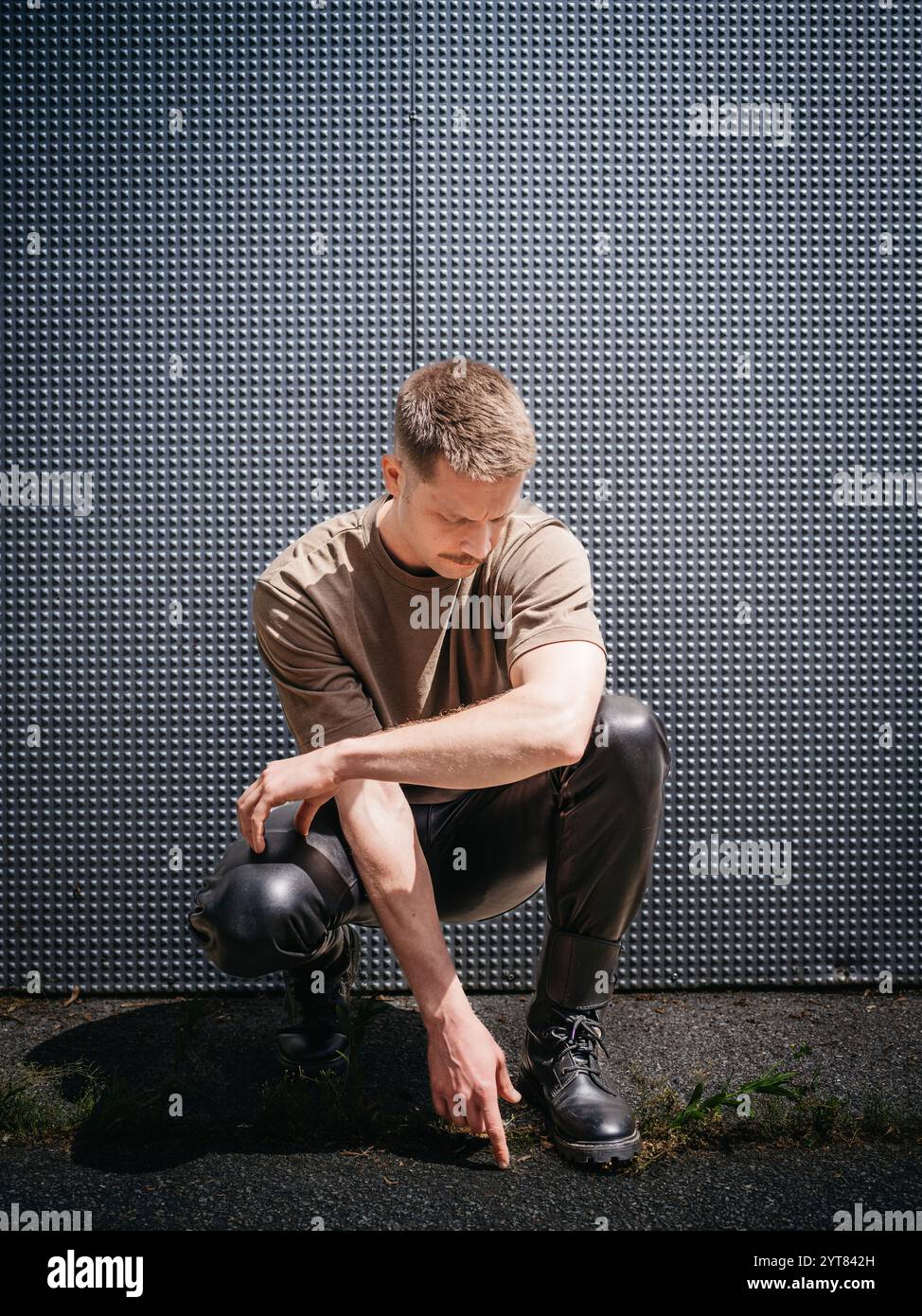 Kneeling squat hi-res stock photography and images - Alamy