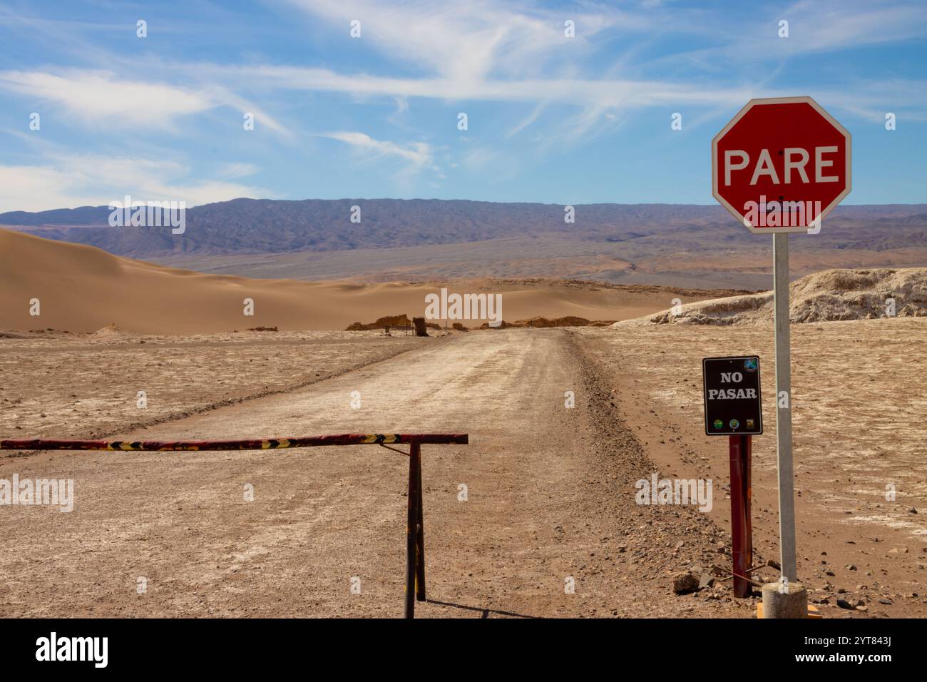 Warning sign in a desert location hi-res stock photography and images ...