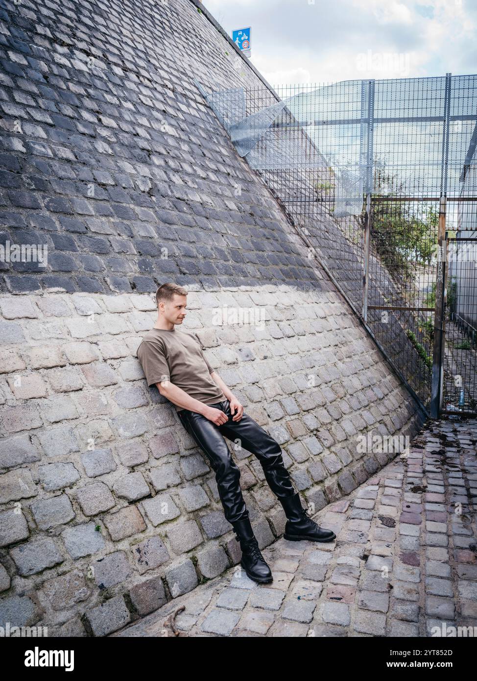 Leaning t hi-res stock photography and images - Alamy