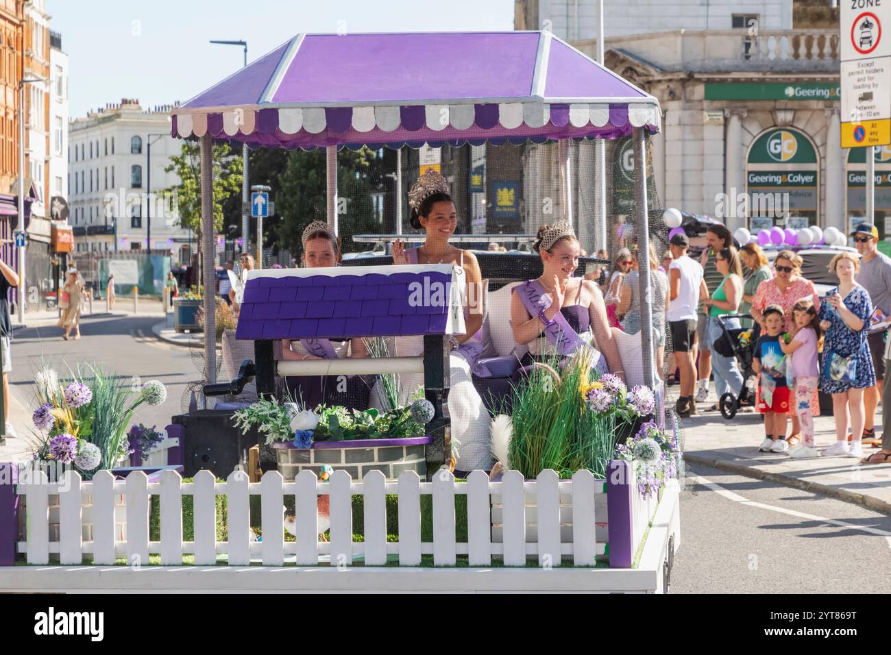Queens float hi-res stock photography and images - Alamy